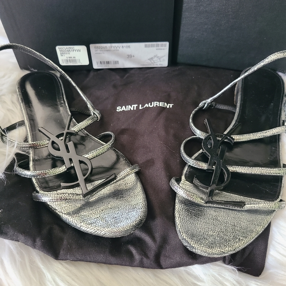 Cassandre Ysl Logo Flat Metallic Sandals - Gem